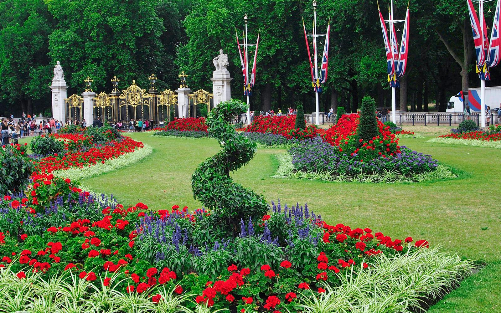 Buckingham Palace Architecture and Design | Interiors & Exteriors