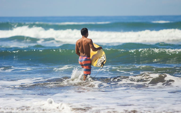 Visite de l'ouest de Java avec leçons de surf guidées et transfert à l ...
