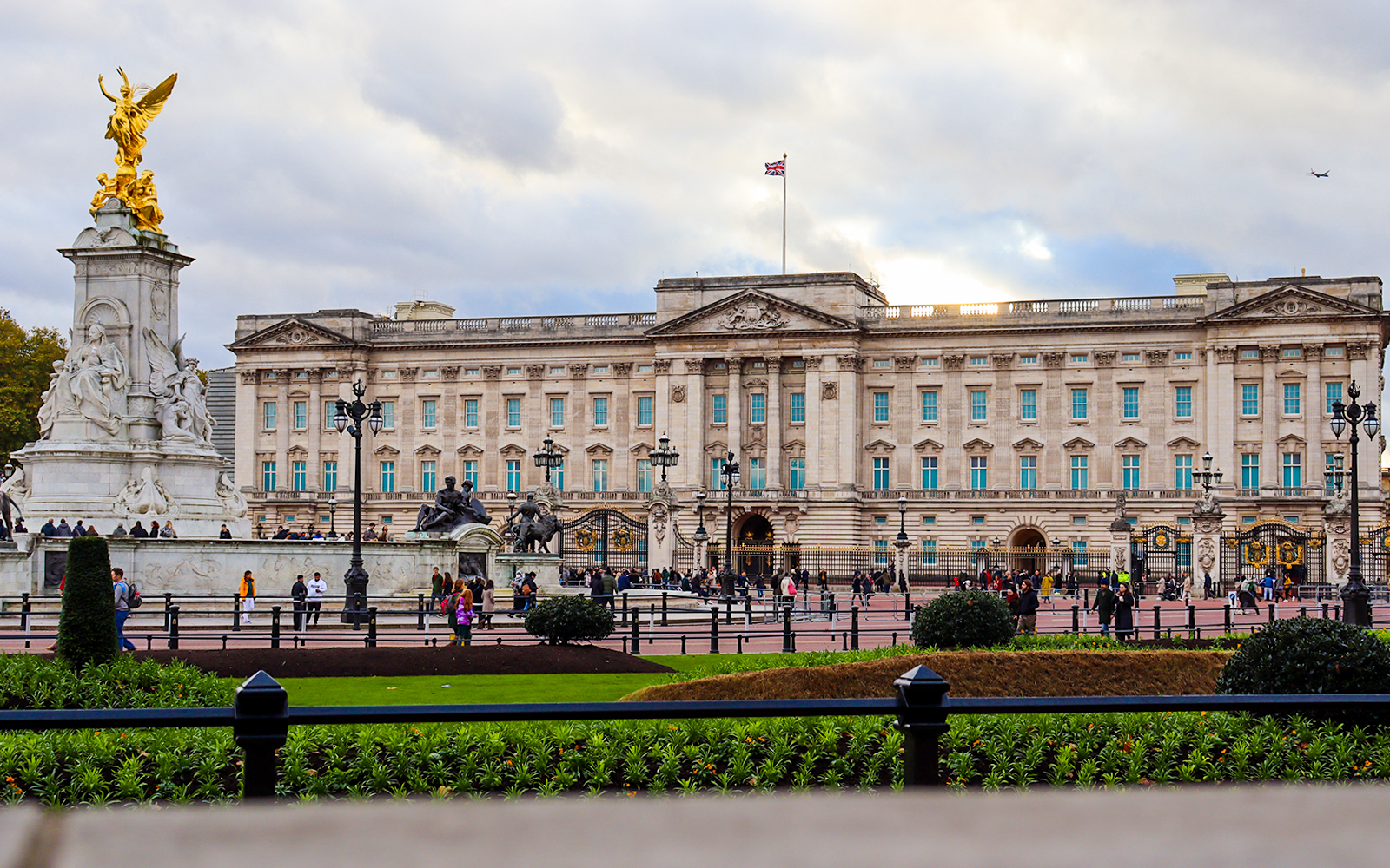 Windsor Castle vs Buckingham Palace | Decoding the Royal Residences