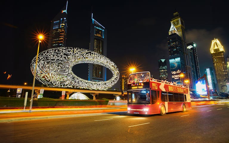Tour nocturnos de Dubai en autobús Big Bus | Guías expertos