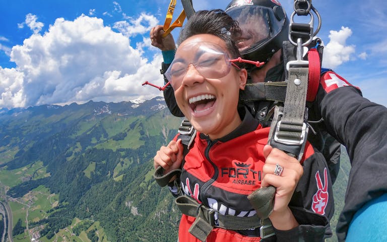 Skydive Zwitserland Tickets: Tandem Skydive vanaf 13.000 Ft [2022 ...